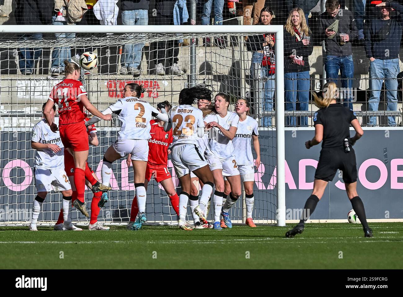 Samantha Steuerwald (SC Freiburg Frauen, #21) beim Kopfball nach einer Flanke. GER, SC Freiburg ...