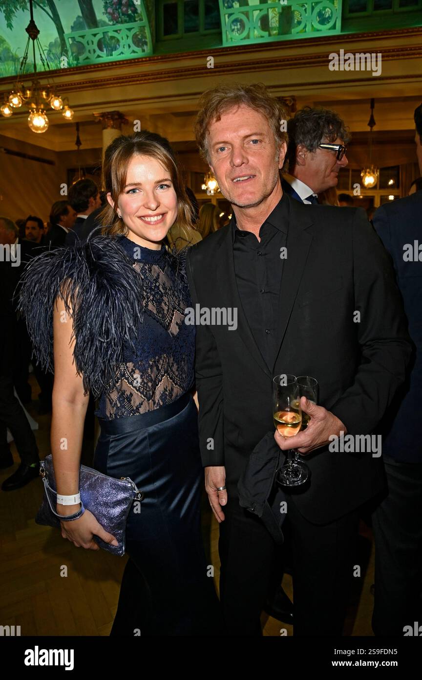 Leonie Brill und Gast bei der Verleihung des 46. Bayerischen ...