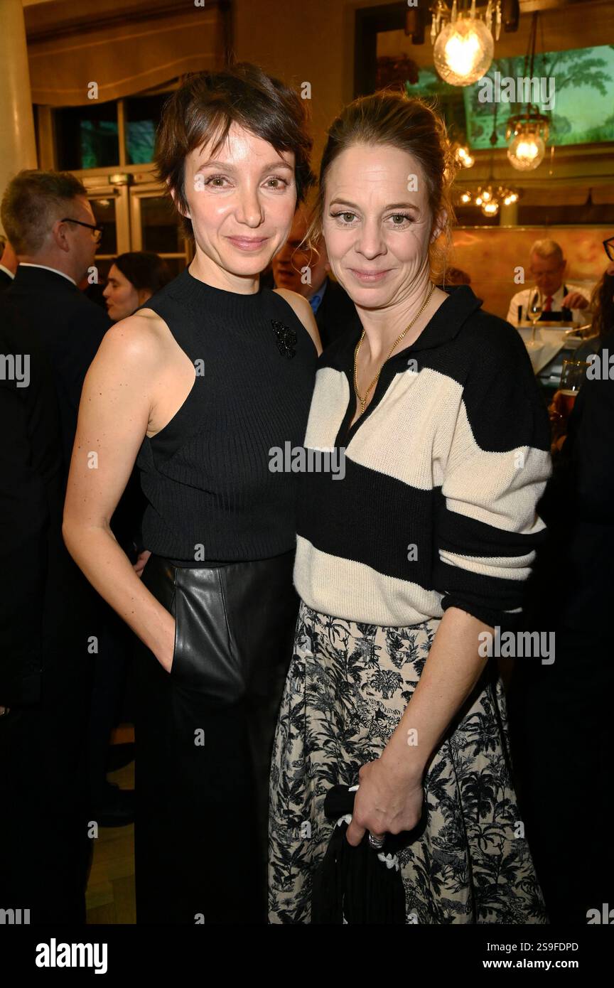 Julia Koschitz und Bernadette Heerwagen bei der Verleihung des 46. Bayerischen Filmpreises 2024 ...