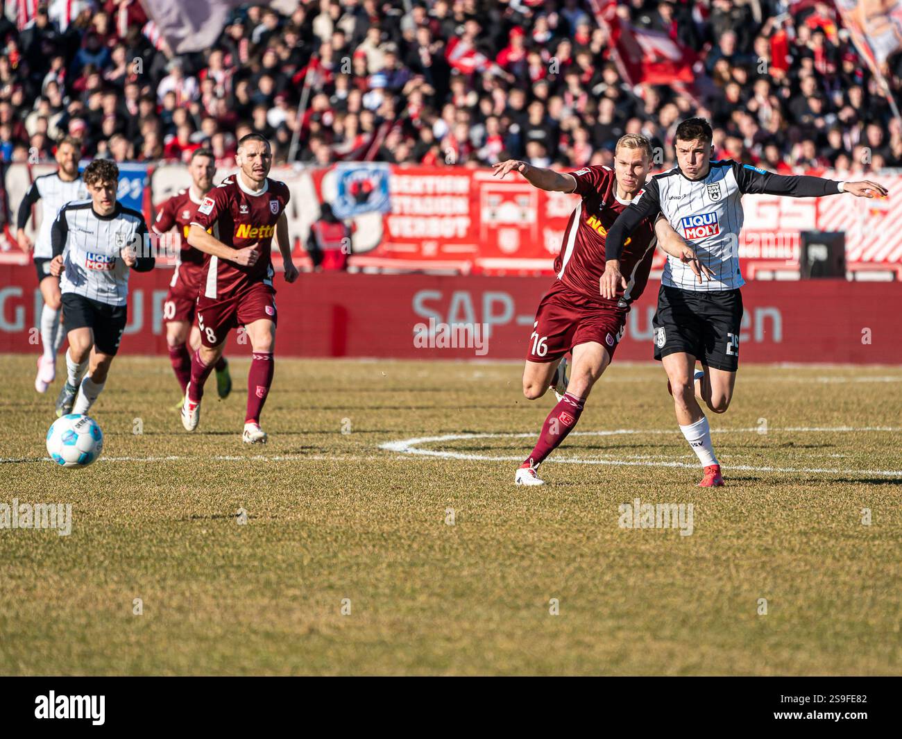 Seir Telalovic (SSV Ulm 1846, #29) und Louis Breunig (SSV Jahn ...