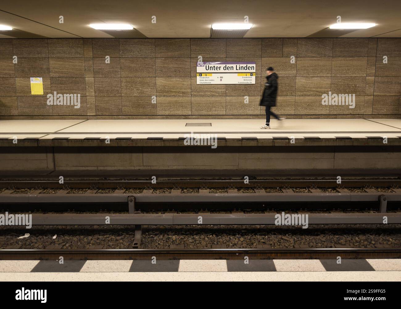 Fahrgast am Bahnsteig U-Bahnlinie U6 am U-Bahnhof Unter den Linden ...