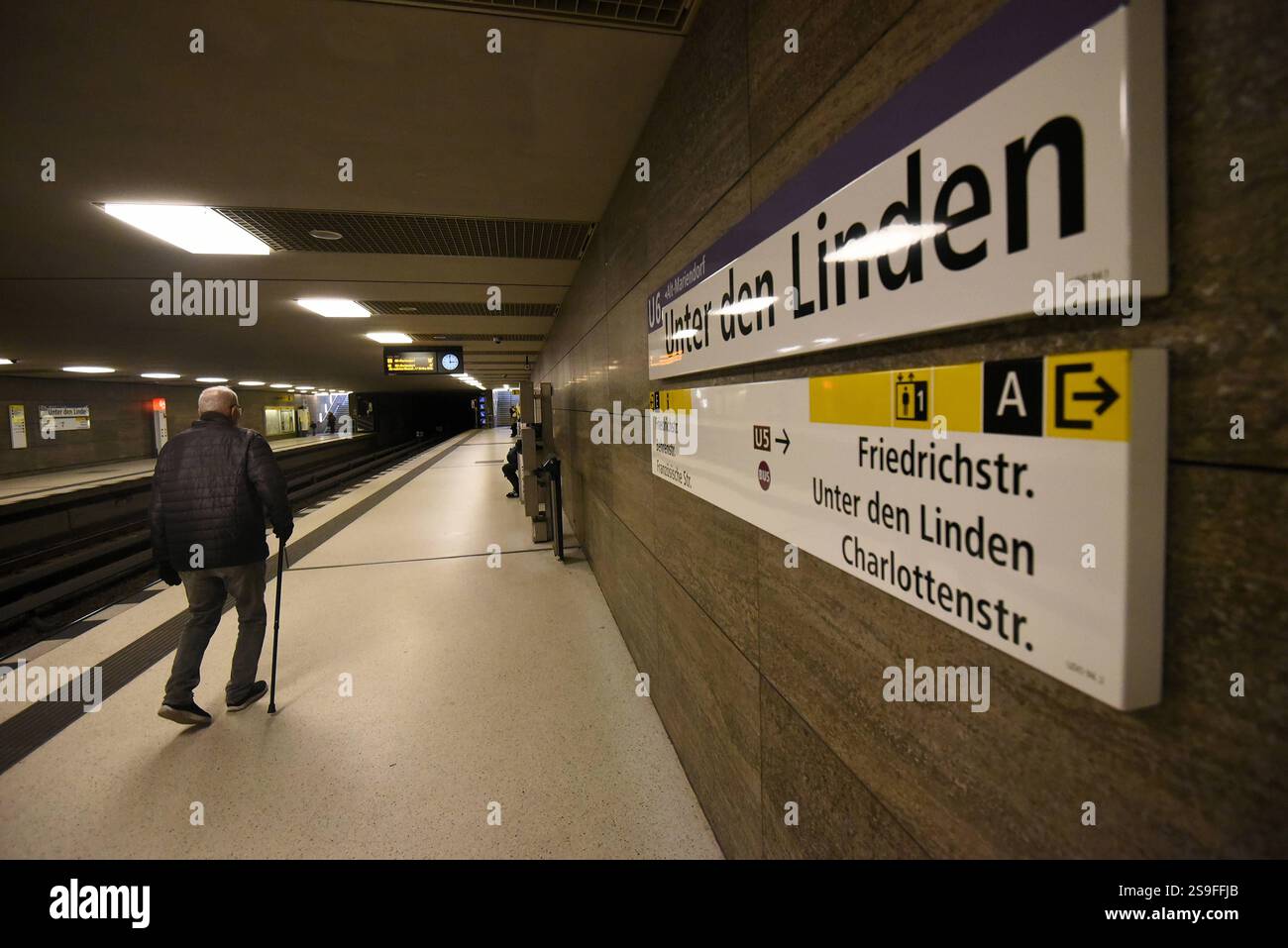 Fahrgast am Bahnsteig U-Bahnlinie U6 am U-Bahnhof Unter den Linden ...