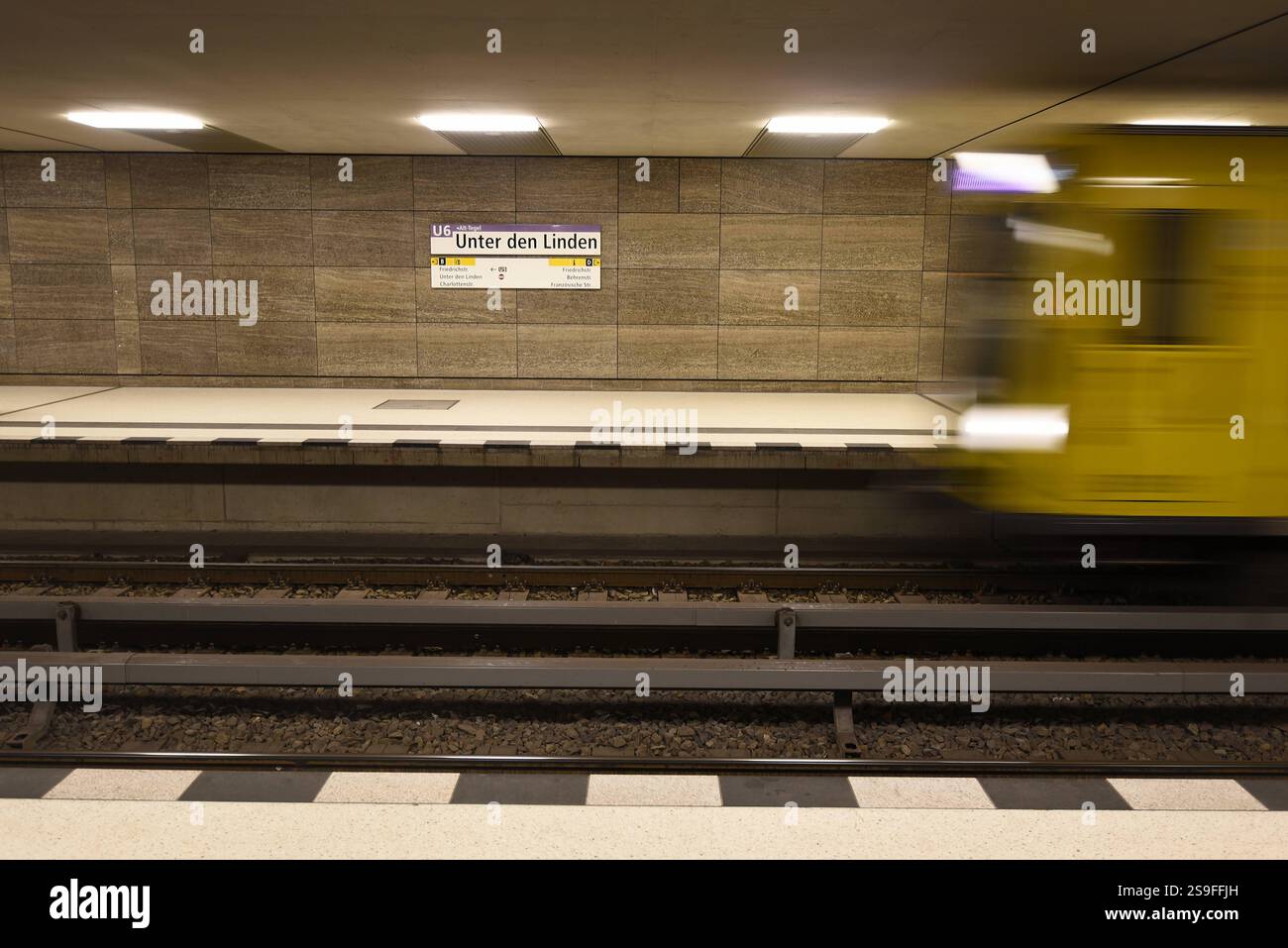 Verwischte U-Bahnlinie U6 am U-Bahnhof Unter den Linden Verwischte U ...