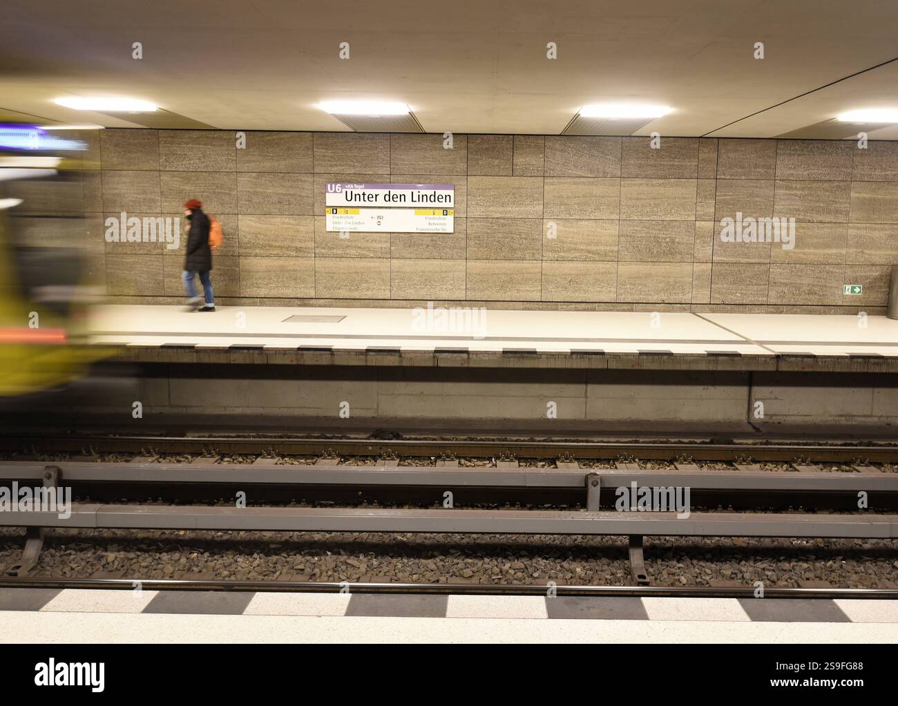 Verwischte U-Bahnlinie U6 am U-Bahnhof Unter den Linden Verwischte U ...