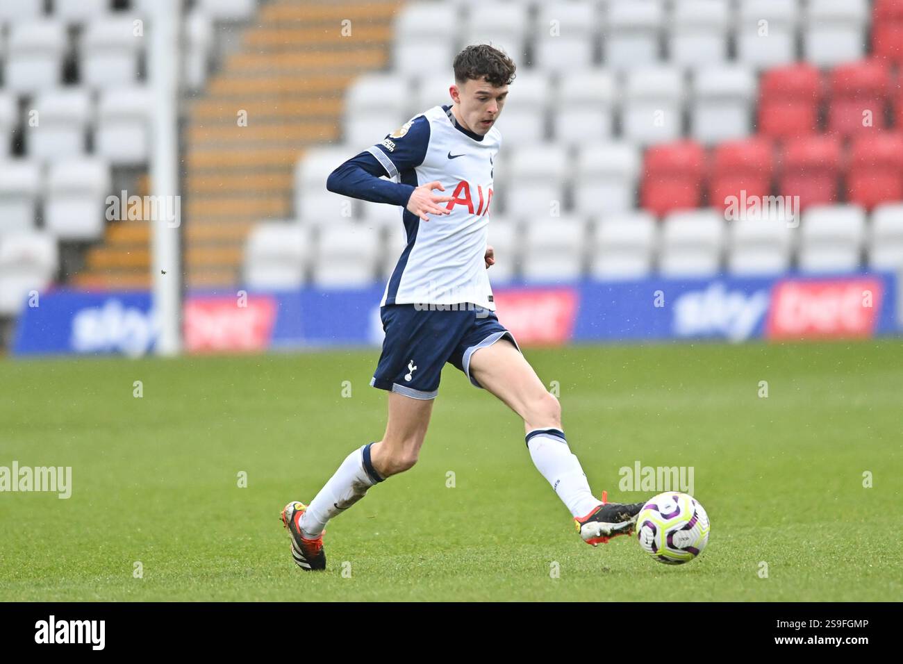 Maeson King (3 Tottenham) Passes the ball during the Premier League 2 ...