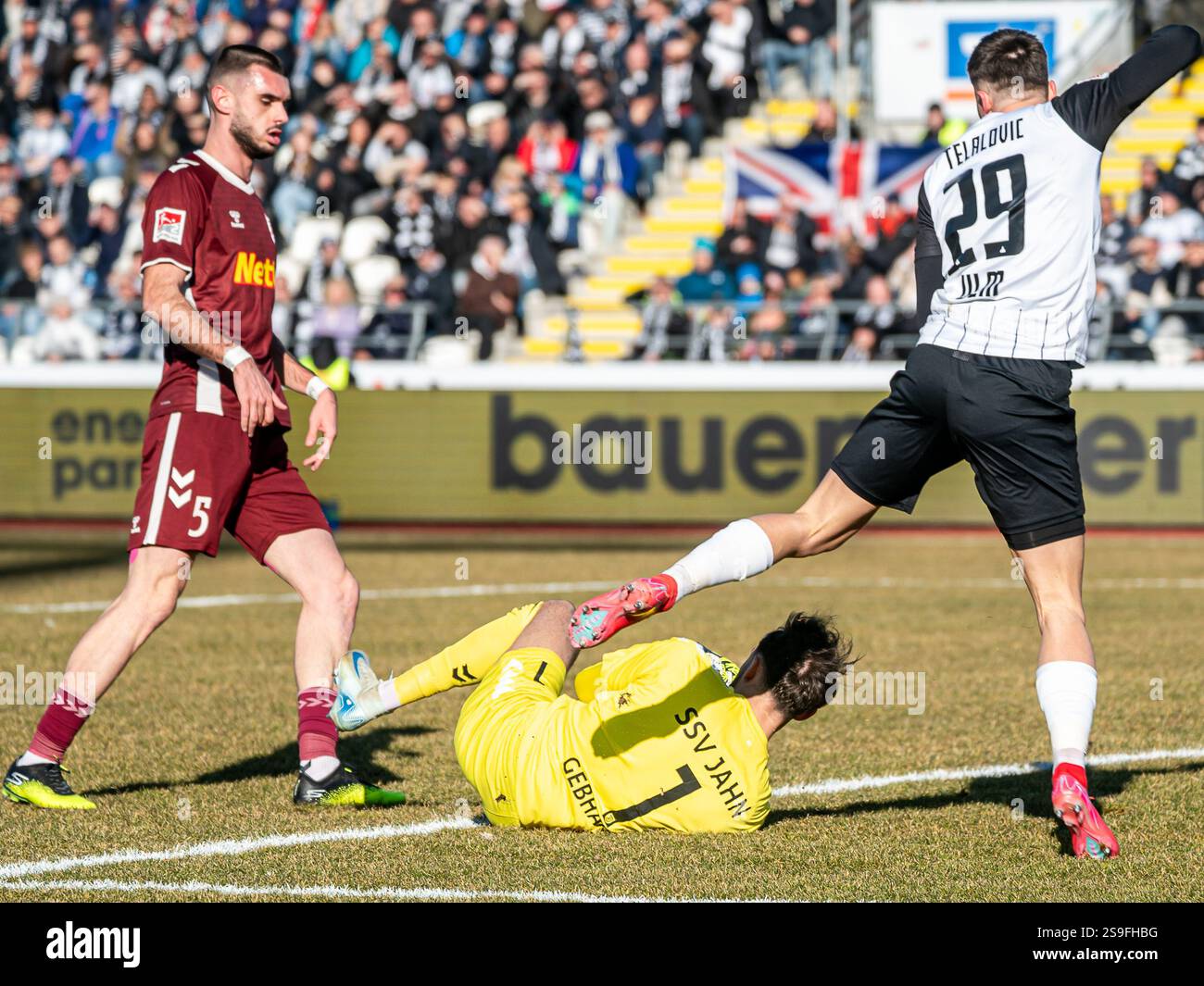 Tim Handwerker (SSV Jahn Regensburg, #02) hat den Ball vor Seir ...