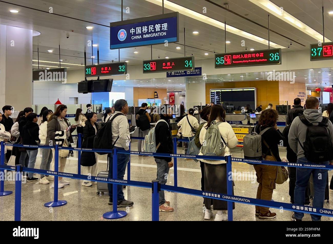 (250126) -- SHANGHAI, Jan. 26, 2025 (Xinhua) -- Foreign tourists wait ...