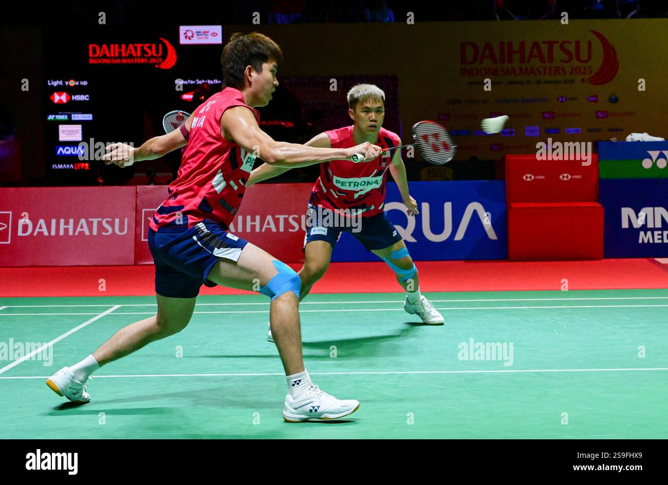 (250126) -- JAKARTA, Jan. 26, 2025 (Xinhua) -- Man Wei Chong (L)/Tee Kai Wun compete during the ...