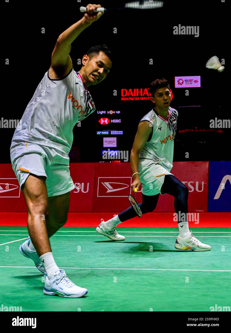 (250126) -- JAKARTA, Jan. 26, 2025 (Xinhua) -- Fajar Alfian (L)/Muhammad Rian Ardianto compete ...