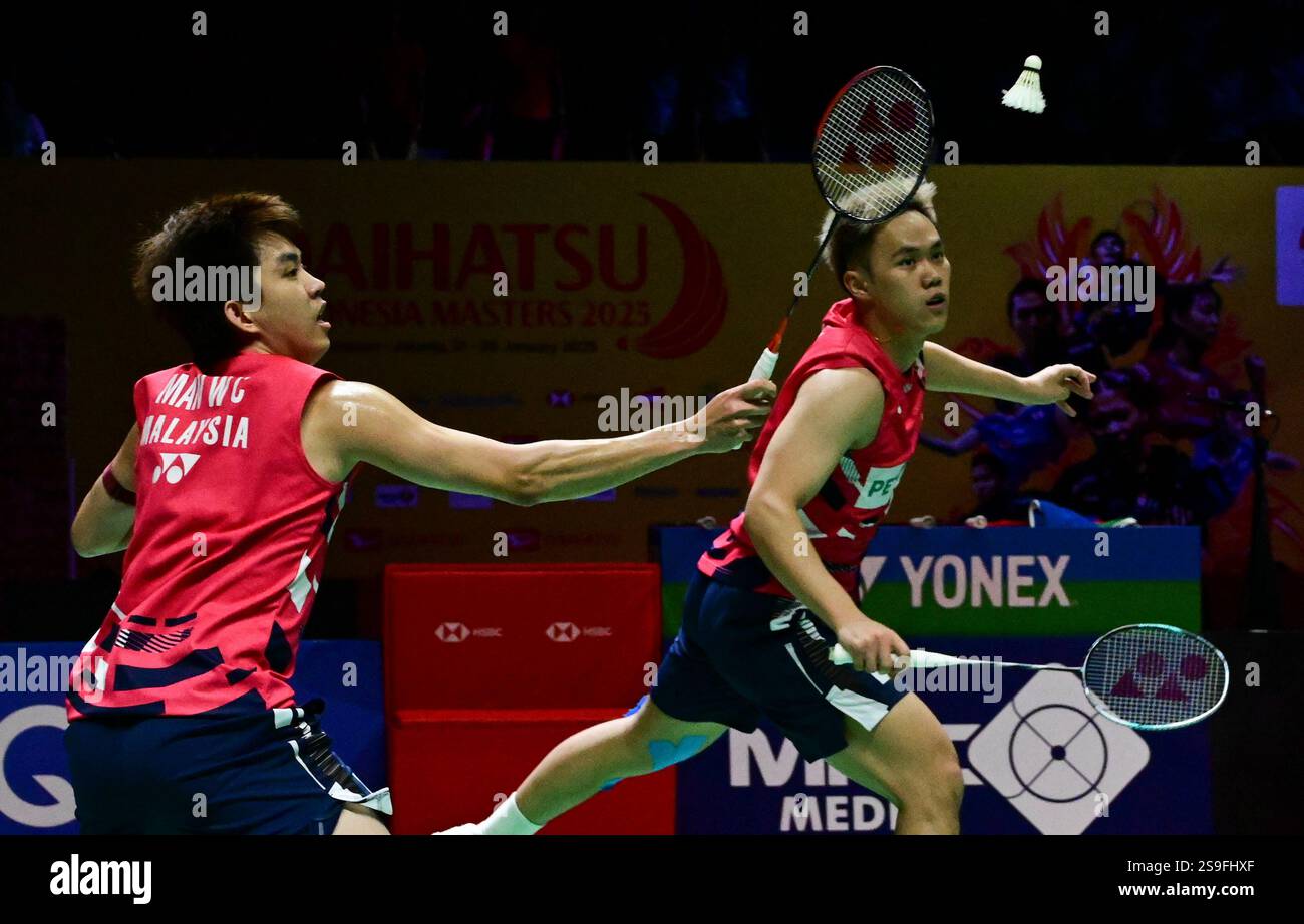 (250126) -- JAKARTA, Jan. 26, 2025 (Xinhua) -- Man Wei Chong (L)/Tee Kai Wun compete during the ...