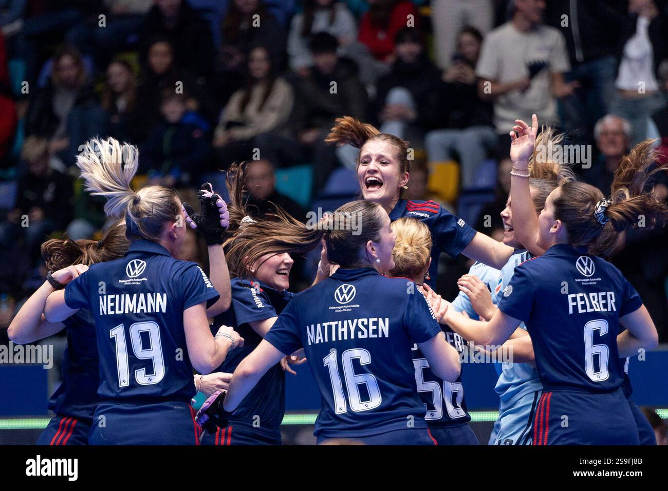 m11. jubelt und freut sich & Verena Neumann (Mannheimer HC #19 ...