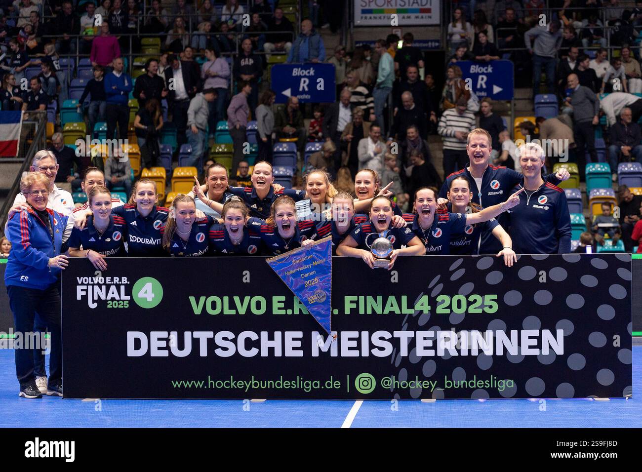 Team der Mannheimerinnen bejubeln die eutsche Meisterschaft 2025 mit ...