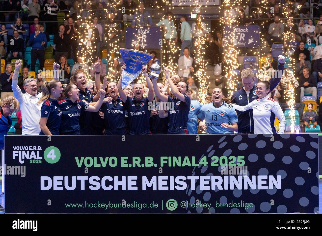 Team der Mannheimerinnen bejubeln die eutsche Meisterschaft 2025 mit ...