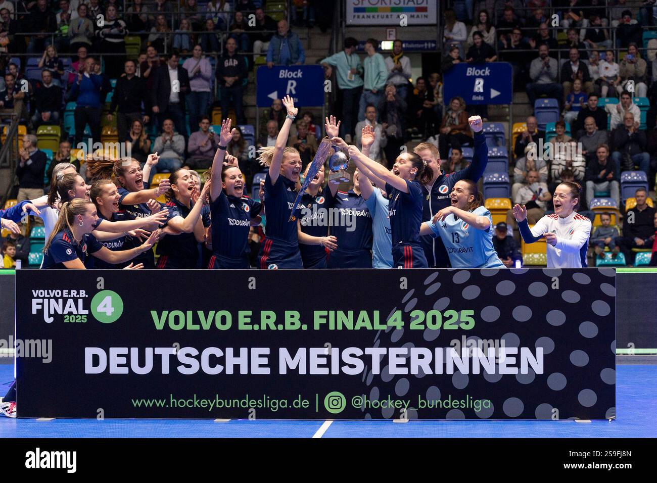 Team der Mannheimerinnen bejubeln die eutsche Meisterschaft 2025 mit ...