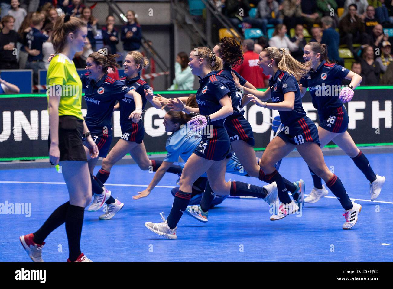 Linda Bens (Mannheimer HC #24) & Charlotte Hendrix (Mannheimer HC #48 ...