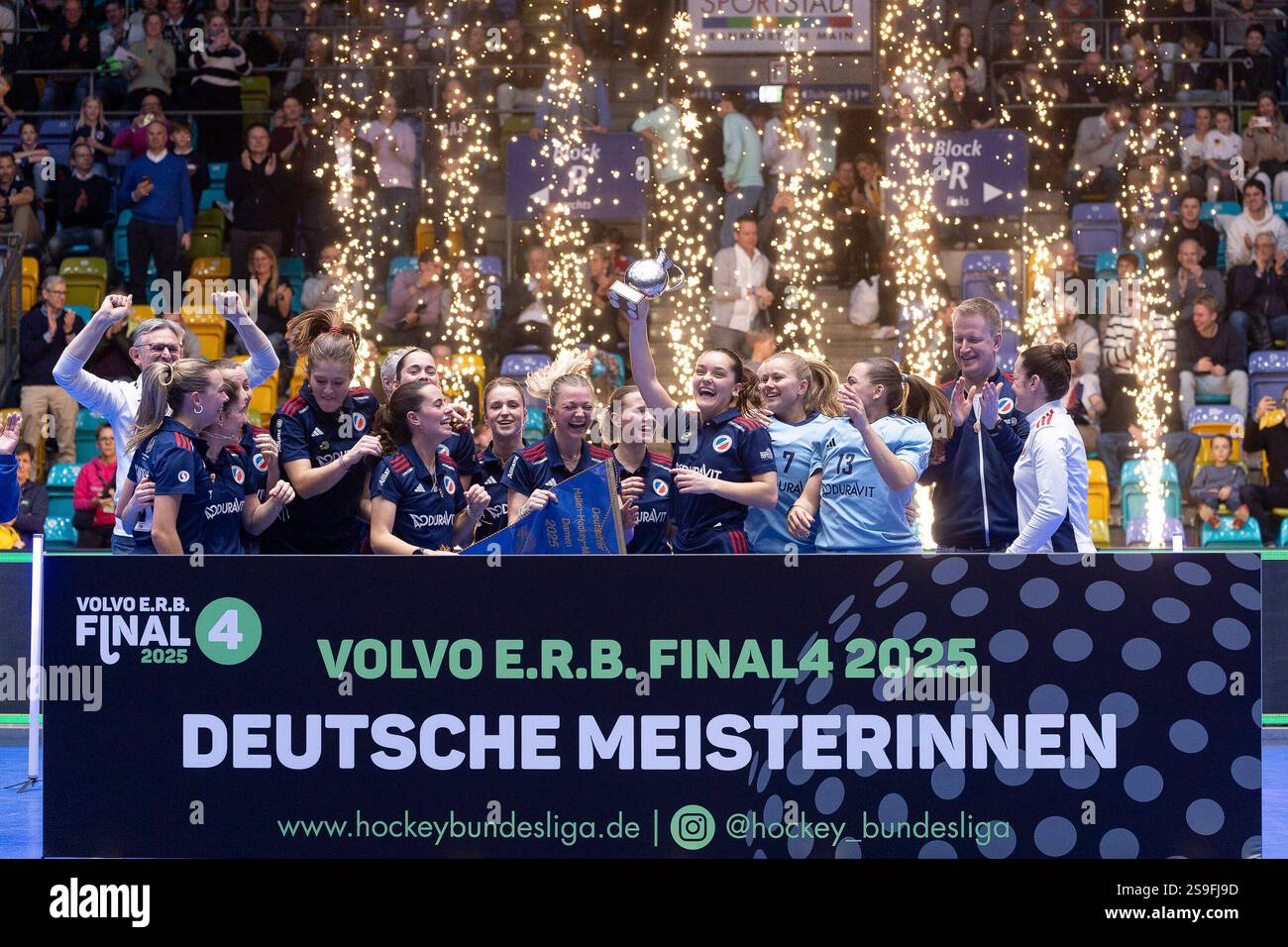 Team der Mannheimerinnen bejubeln die eutsche Meisterschaft 2025 mit ...