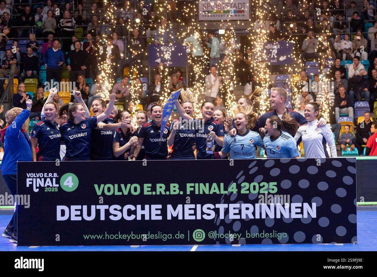 Team der Mannheimerinnen bejubeln die eutsche Meisterschaft 2025 mit ...