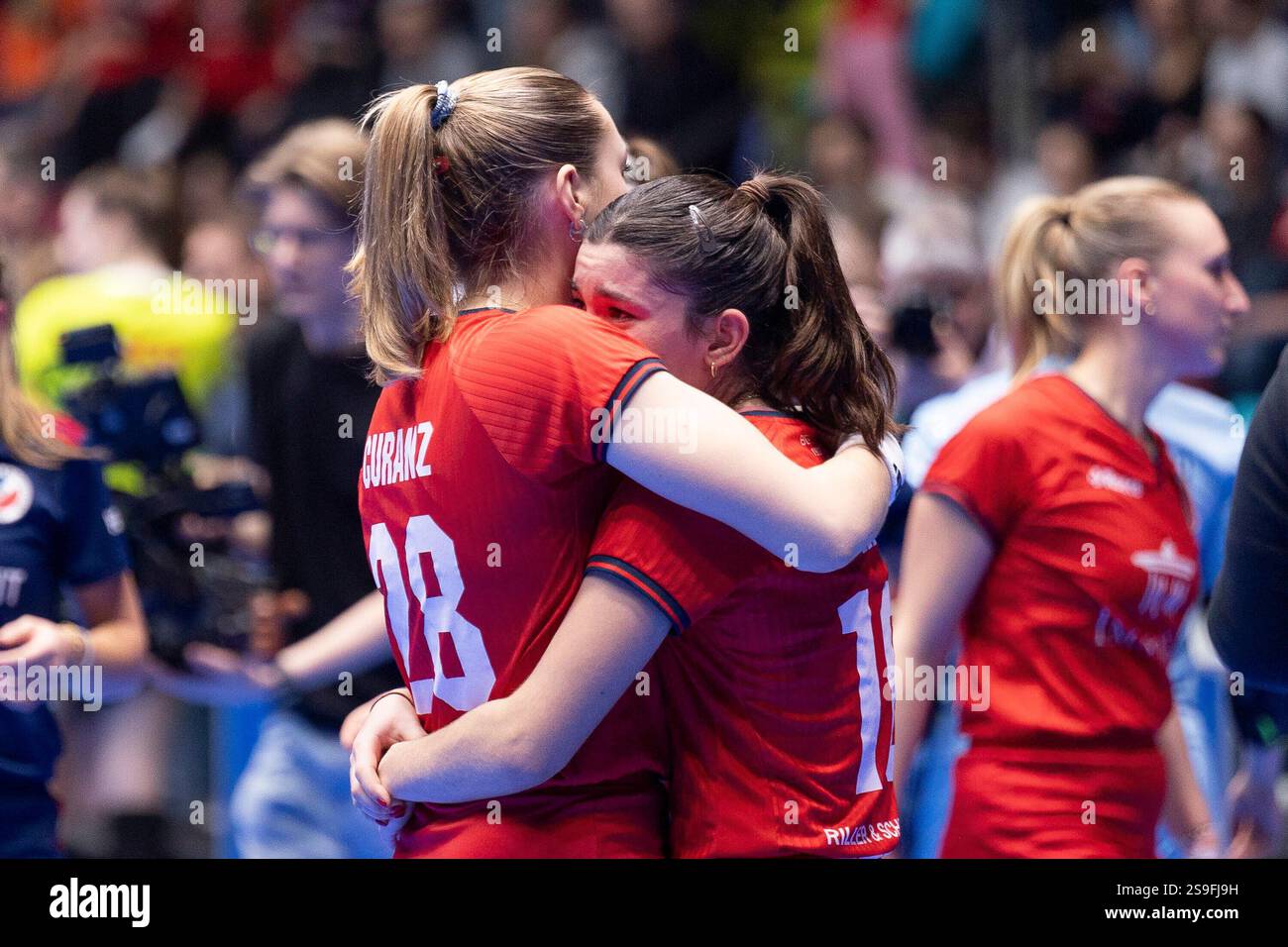 Lotta Curanz (Berliner HC #28) & lilith Ell (Berliner HC #16) tr?sten sich gegenseitig, umarmen ...