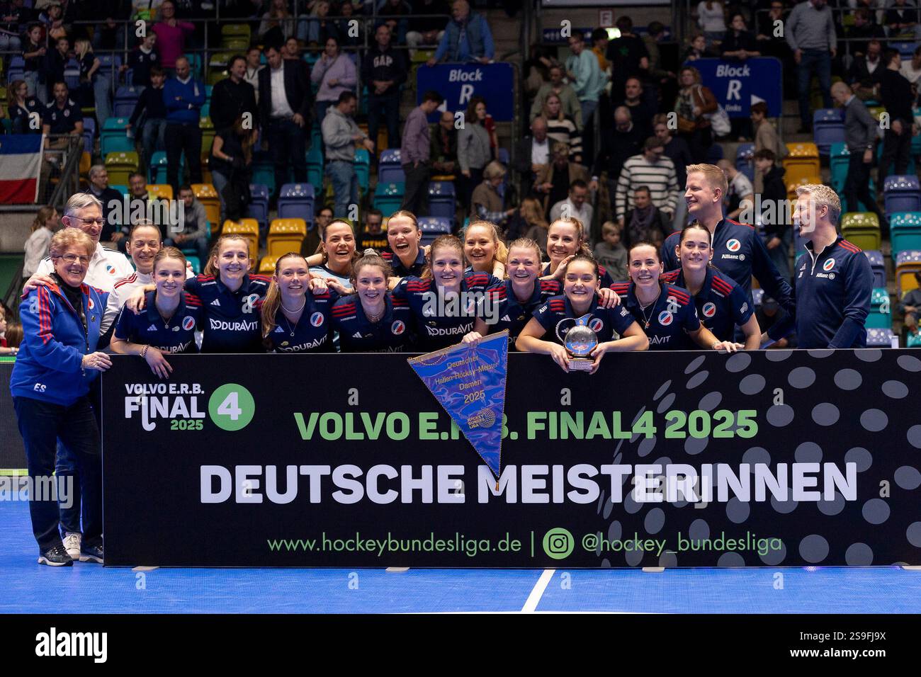 Team der Mannheimerinnen bejubeln die eutsche Meisterschaft 2025 mit ...