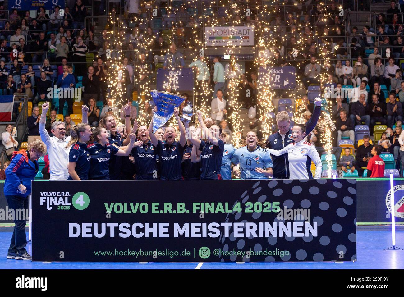 Team der Mannheimerinnen bejubeln die eutsche Meisterschaft 2025 mit ...