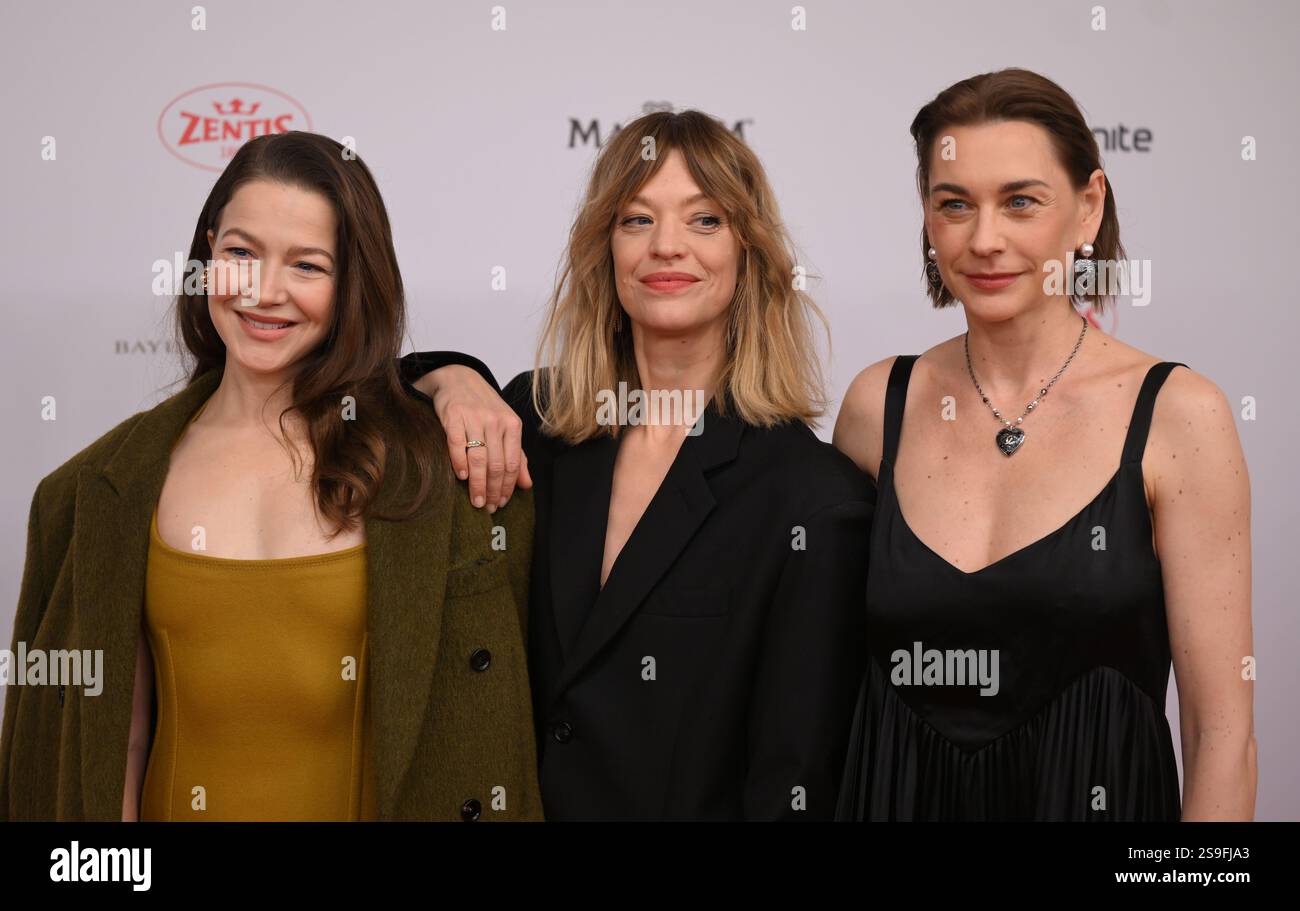25 January 2025, Bavaria, Munich: Actors Hannah Herzsprung, (l-r) Heike ...