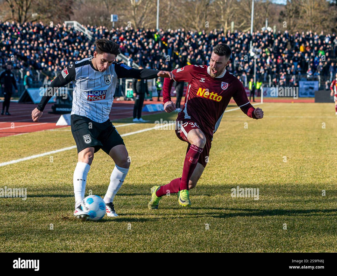 Max Brandt (SSV Ulm 1846, #23) schlaegt vor Christian Kuehlwetter (SSV ...