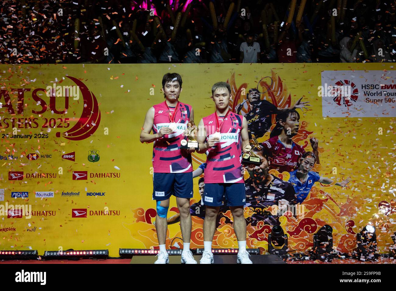 (250126) -- JAKARTA, Jan. 26, 2025 (Xinhua) -- Winners Man Wei Chong (L)/Tee Kai Wun pose for ...