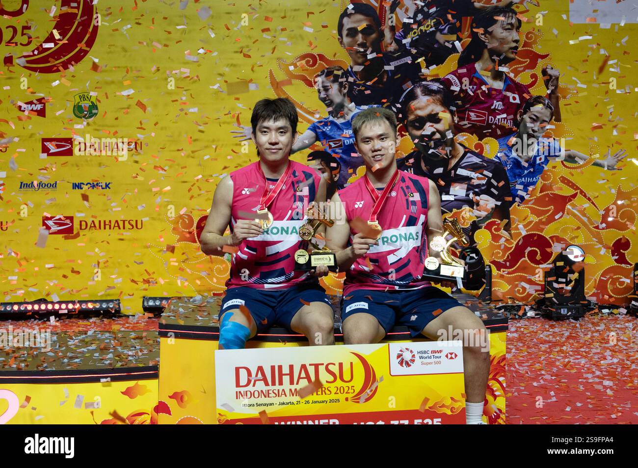 (250126) -- JAKARTA, Jan. 26, 2025 (Xinhua) -- Winners Man Wei Chong (L)/Tee Kai Wun pose for ...