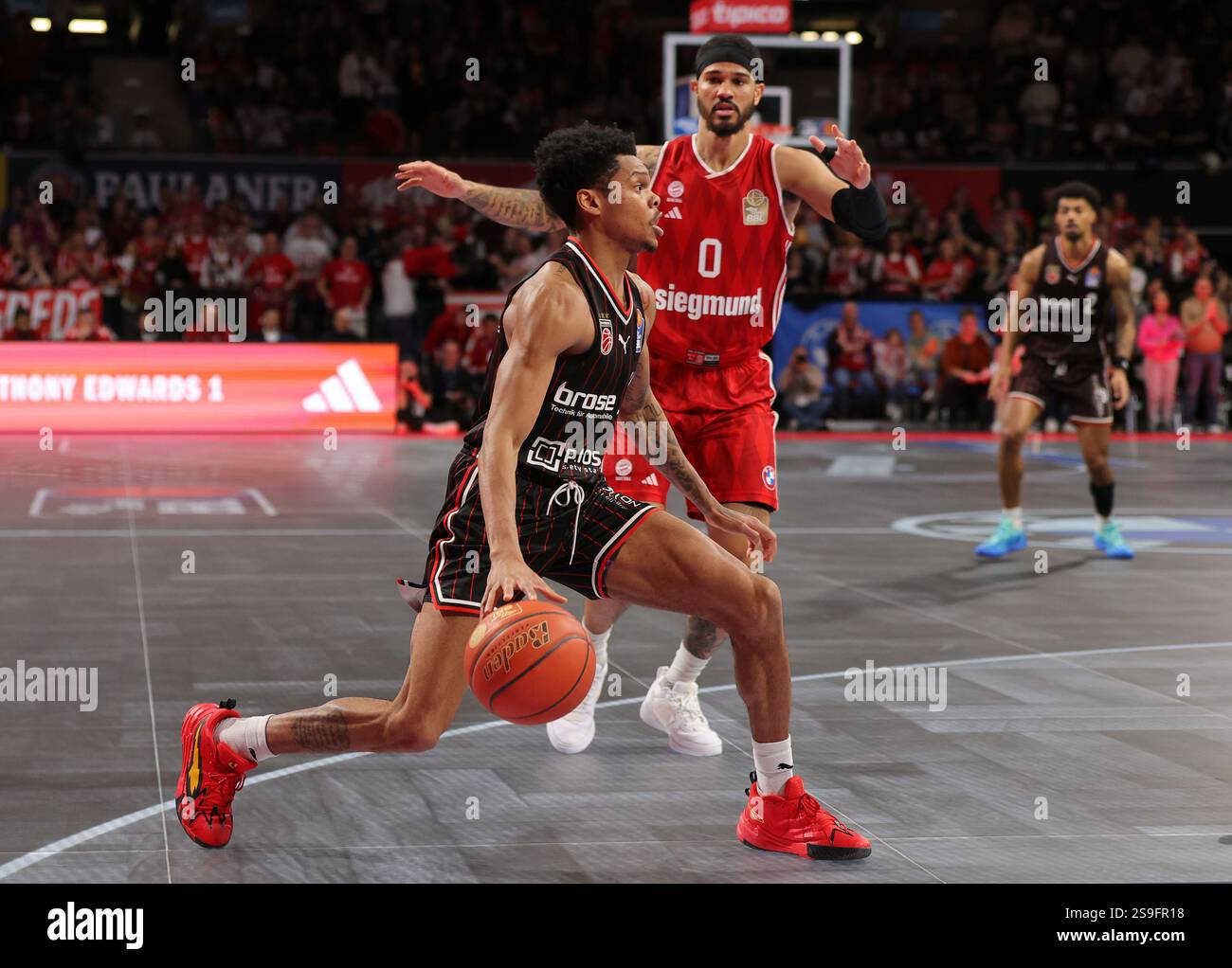Ronaldo Segu (Baskets Bamberg, #10) setzt sich gegen Nick Weiler-Babb ...