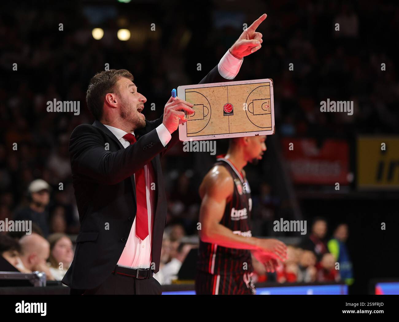 Anton Gavel (Baskets Bamberg, Cheftrainer) gibt Anweisungen. GER, FC ...