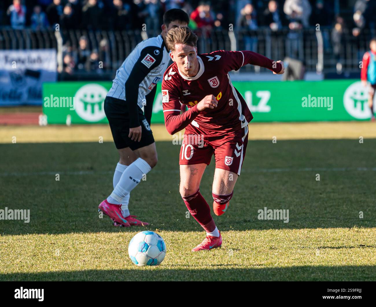 Christian Viet (SSV Jahn Regensburg, #10) sprintet dem Ball hinterher ...