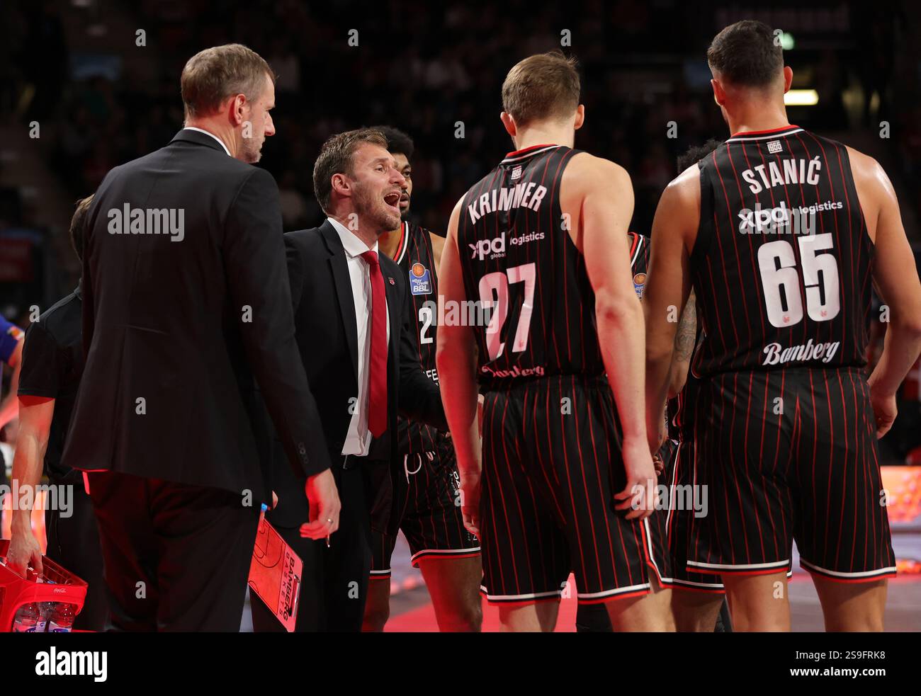 Anton Gavel (Baskets Bamberg, Cheftrainer) gibt Anweisungen. GER, FC ...