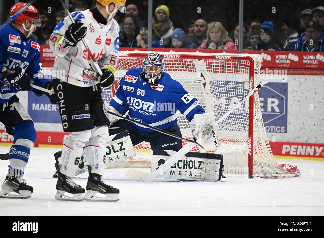 Joacim Eriksson (Schwenninger Wild Wings #60) pariert einen Schuss ...