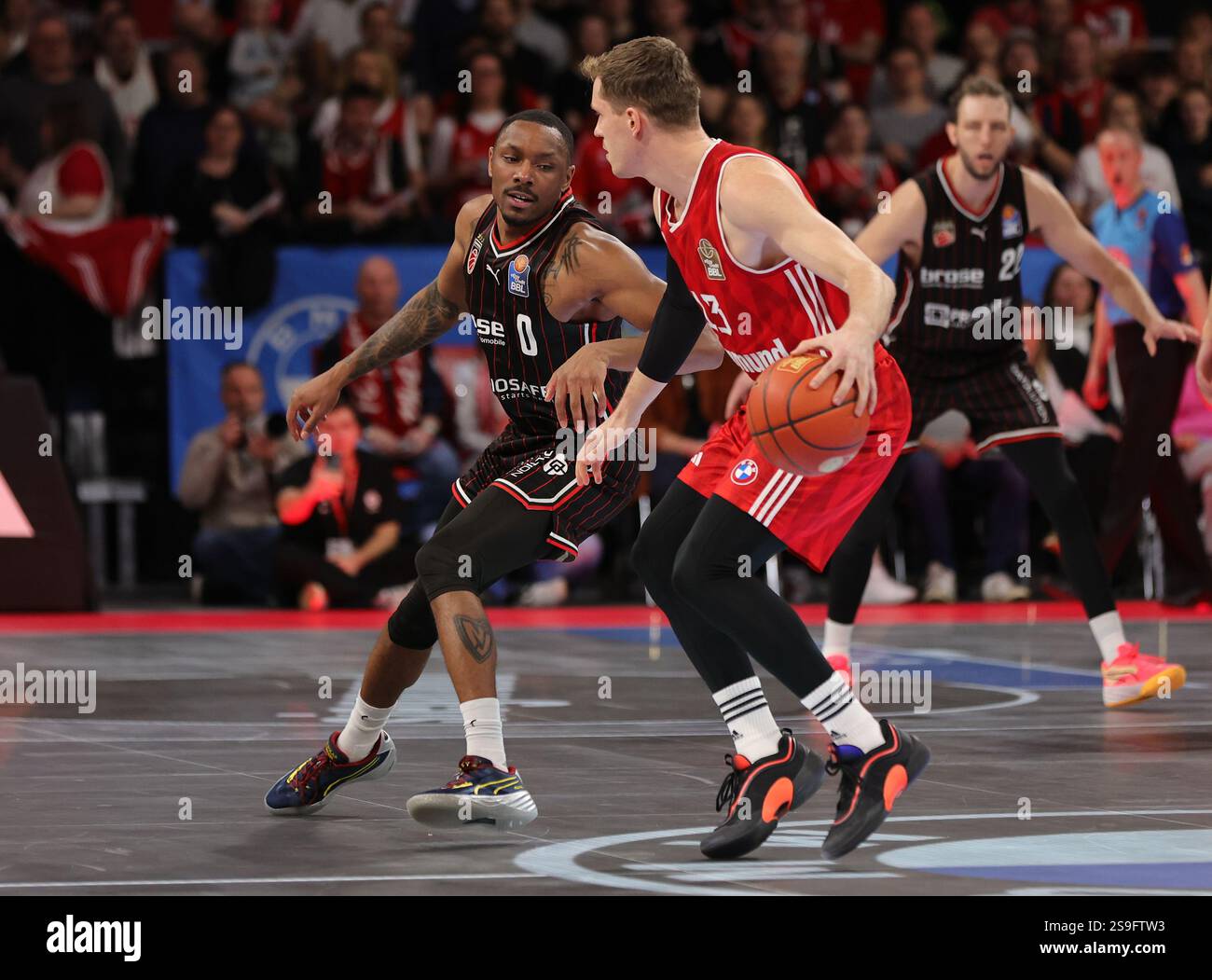 Zweikampf zwischen Kyle Lofton (Baskets Bamberg, #0) und Andreas Obst ...