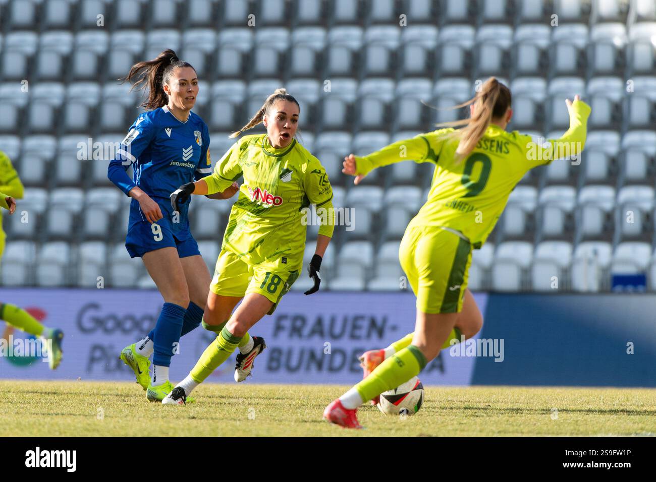 Julia Hickelsberger (TSG Hoffenheim, #18) im Zweikampf mit Leonie Kreil ...