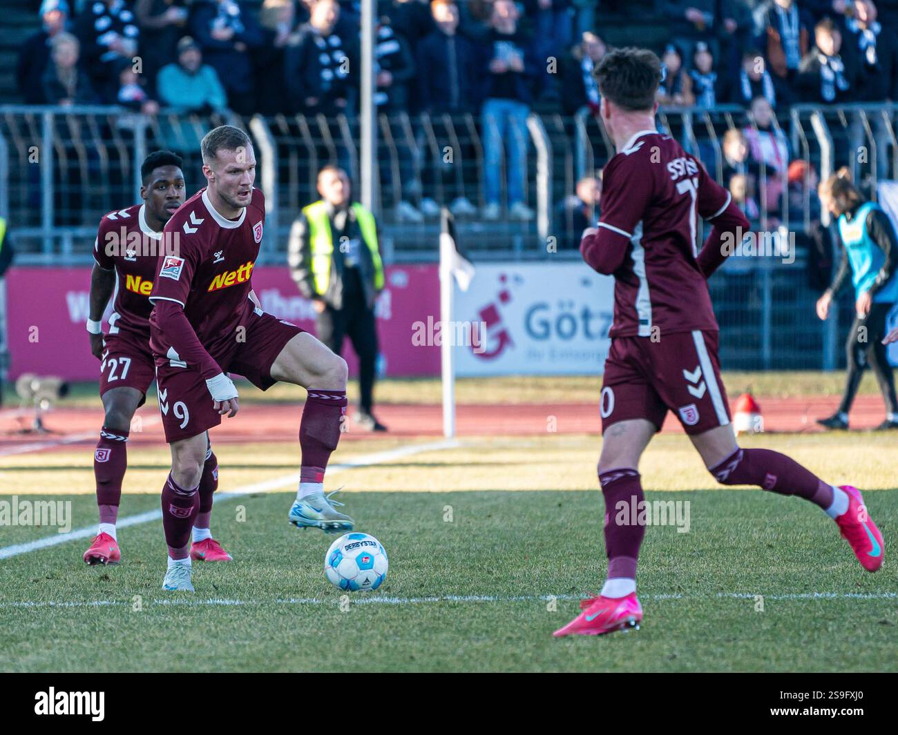 Eric Hottmann (SSV Jahn Regensburg, #09) am Ball, GER, SSV Ulm 1846 vs ...