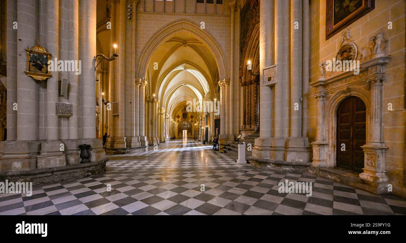 Toledo cathedral interior hi-res stock photography and images - Alamy