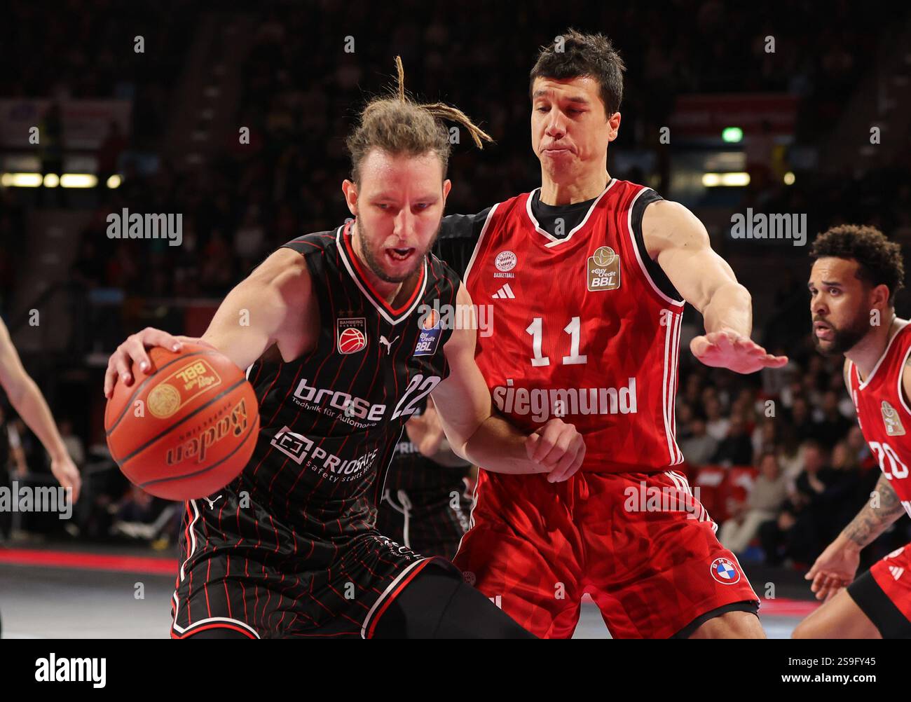 Zweikampf zwischen Craig Moller (Baskets Bamberg, #22) und Vladimir ...