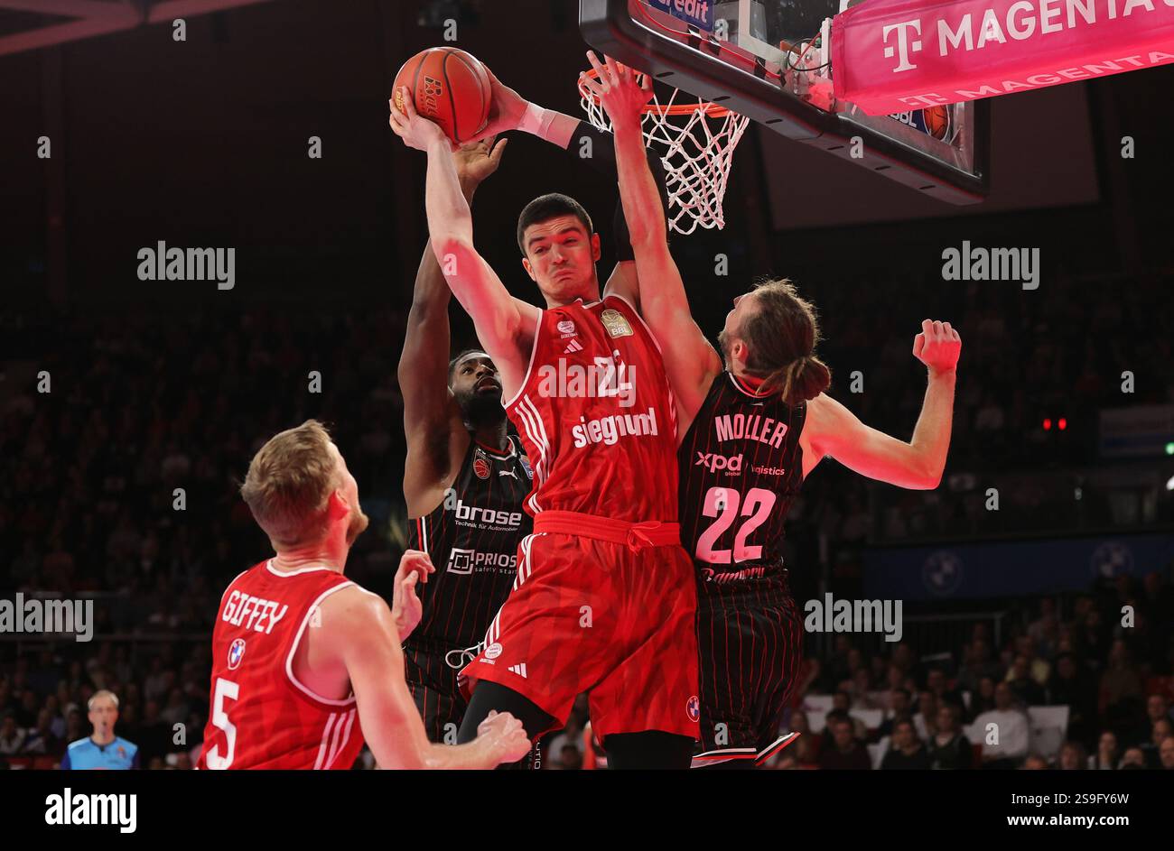 Devin Brankovic (FC Bayern Basketball, #22) behauptet den Ball. GER, FC ...
