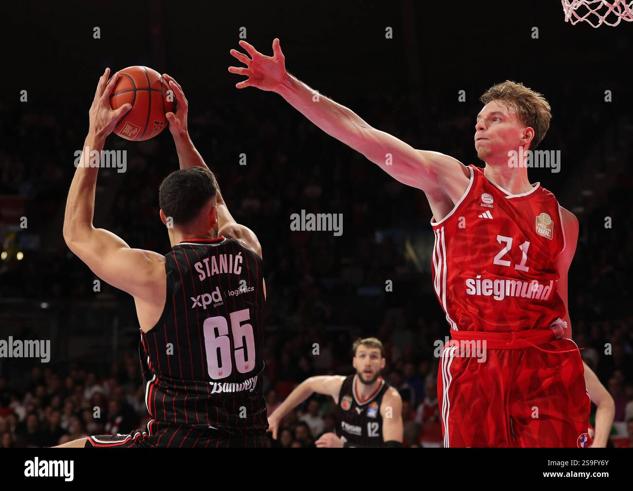 Justus Hollatz (FC Bayern Basketball, #21) versucht Filip Stanic ...