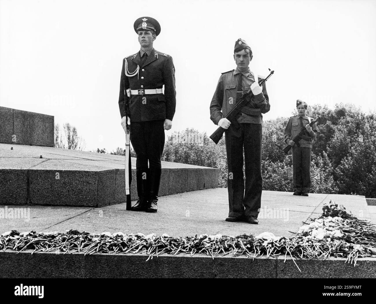 MOSCOW Pioneers with dummy weapons stands guard at monument Stock Photo ...