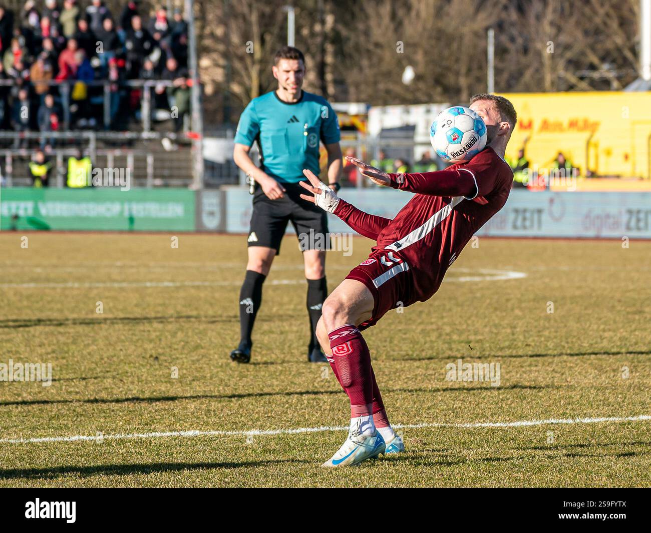 Eric Hottmann (SSV Jahn Regensburg, #09) nimmt dn Ball mit der Schulter ...