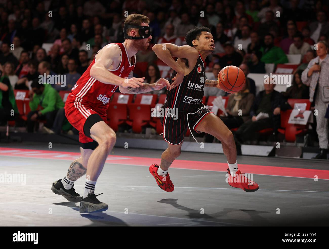 Zweikampf zwischen Justus Hollatz (FC Bayern Basketball, #21) und ...