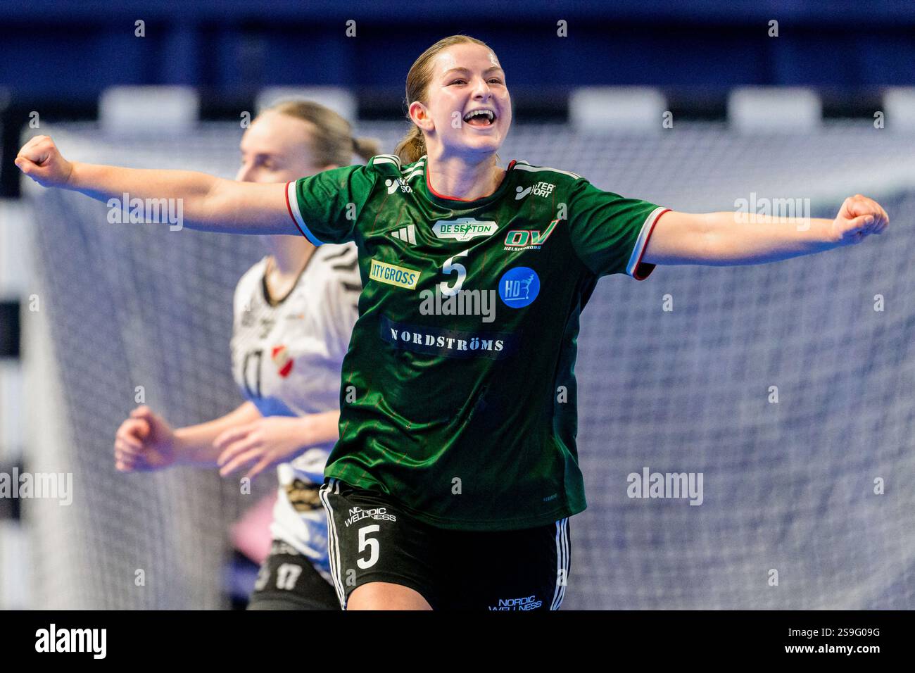 250126 OV Helsingborgs Alice Hirsch jublar under handbollsmatchen i ...