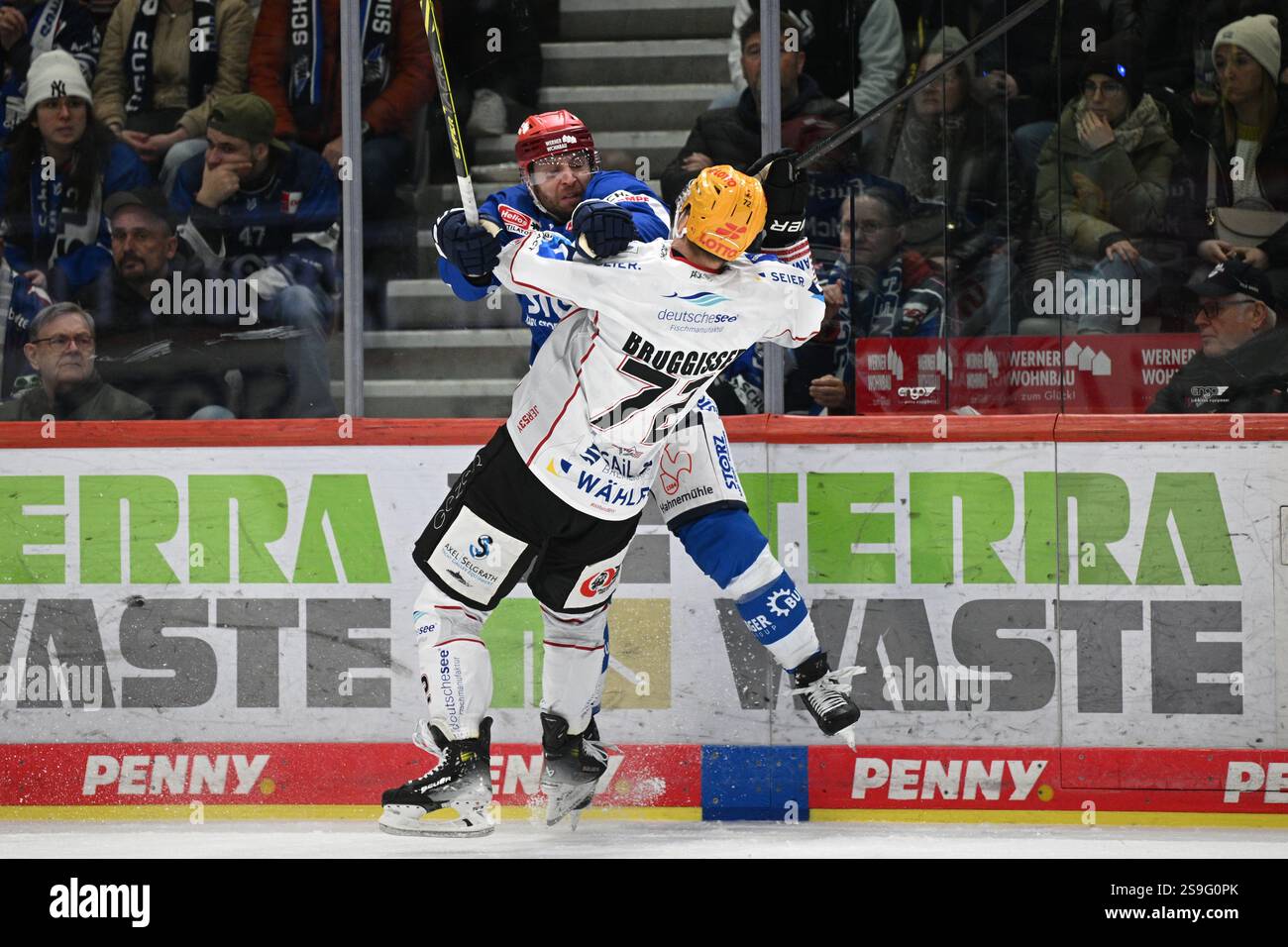 (v.l.n.r.) Brandon McMillan (Schwenninger Wild Wings #72) Phillip ...