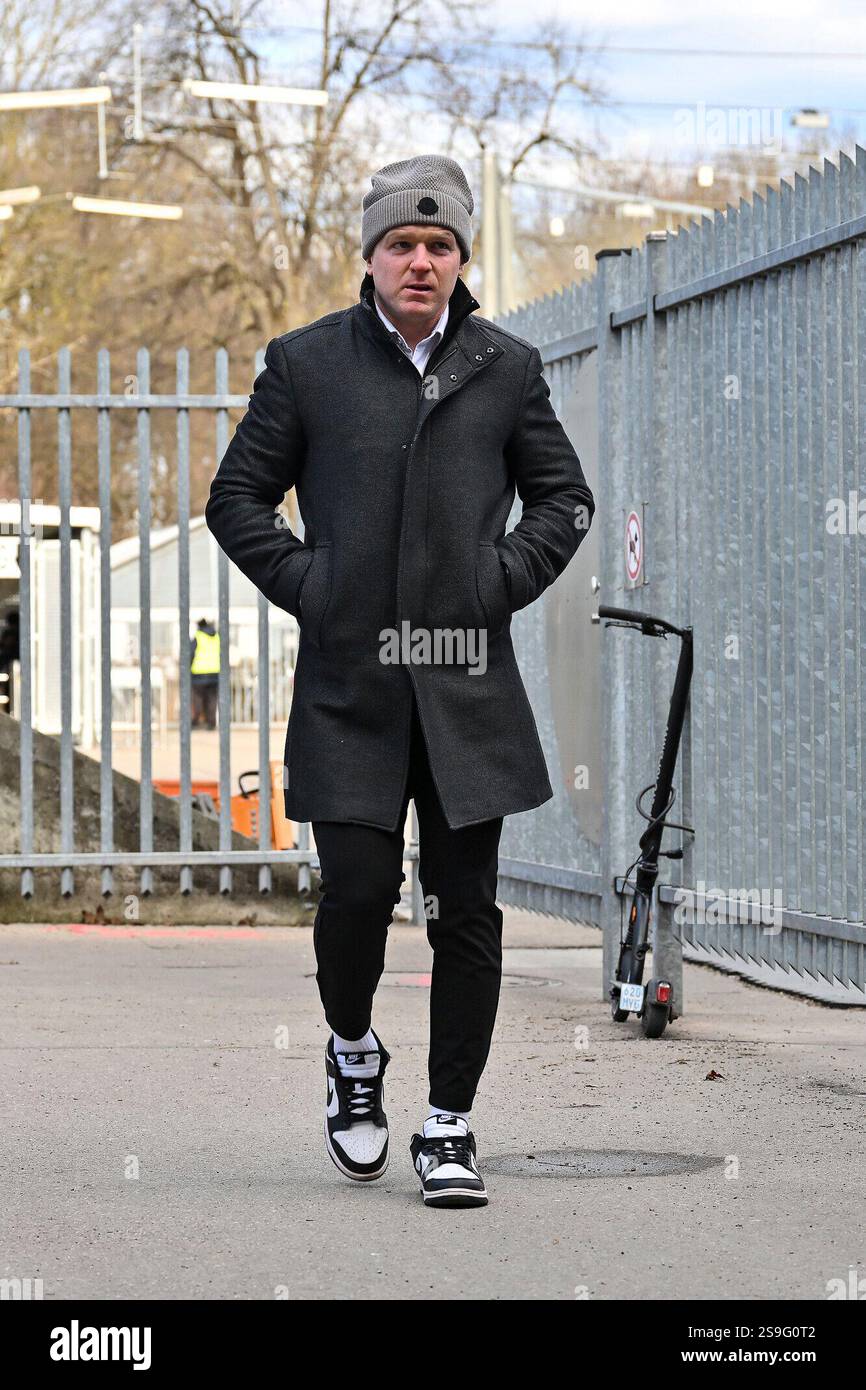 im Bild Mark ZENGERLE (Augsburger Panther #89) auf dem weg zum Stadion ...