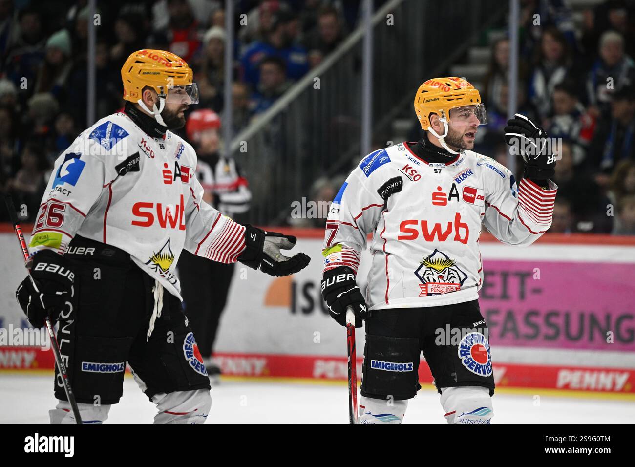(v.l.n.r.) Dominik Uher (Pinguins Bremerhaven #26) Alex Friesen ...