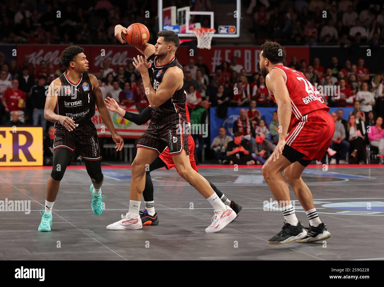 Filip Stanic (Baskets Bamberg, #65) behauptet den ball. GER, FC Bayern ...
