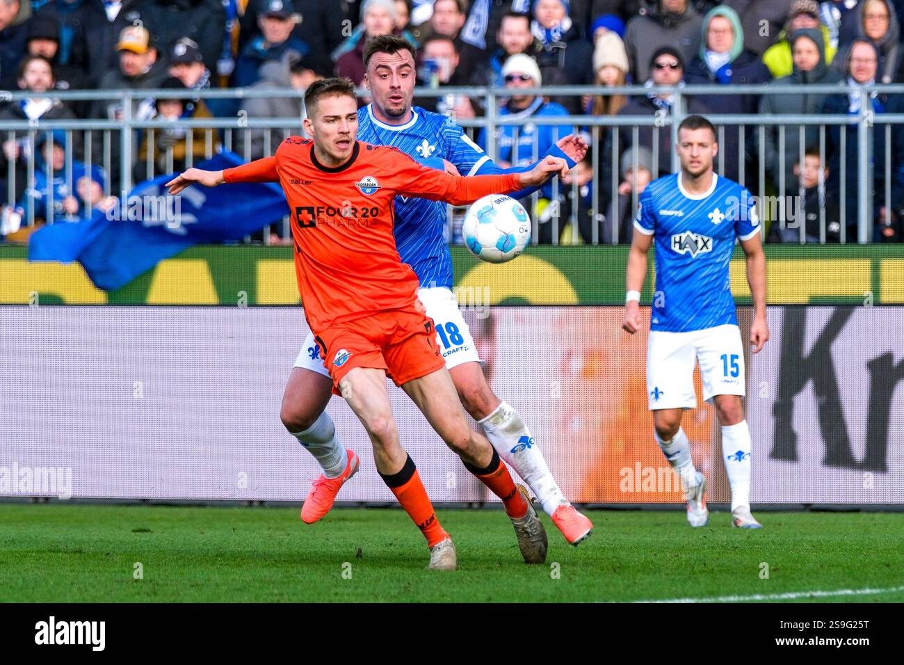 Philipp Foerster (SV Darmstadt 98, #18) im Zweikampf mit Filip Bilbija ...
