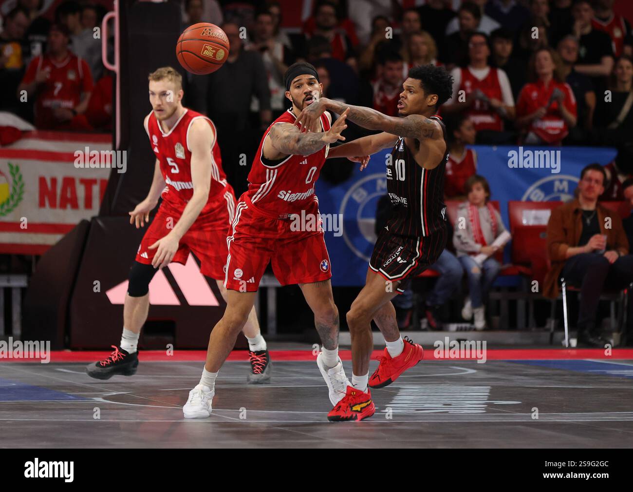 Zweikampf zwischen Nick Weiler-Babb (FC Bayern Basketball, #0) und ...